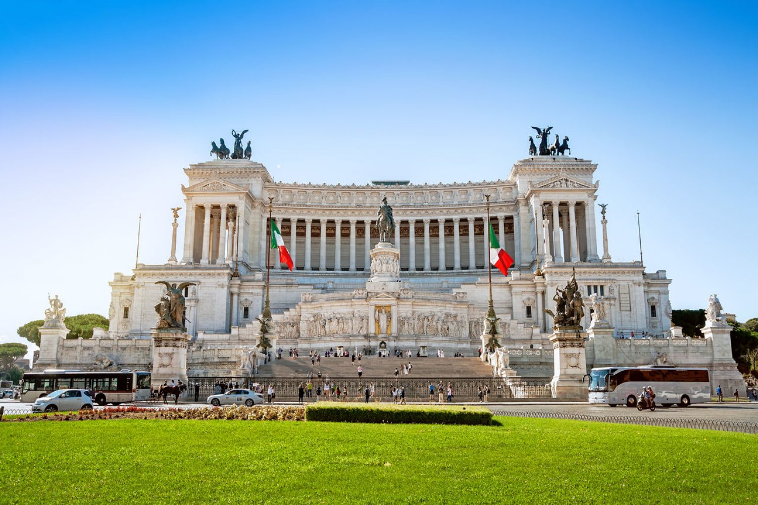 Piazza Venezia in Rome: what to visit - Italia.it