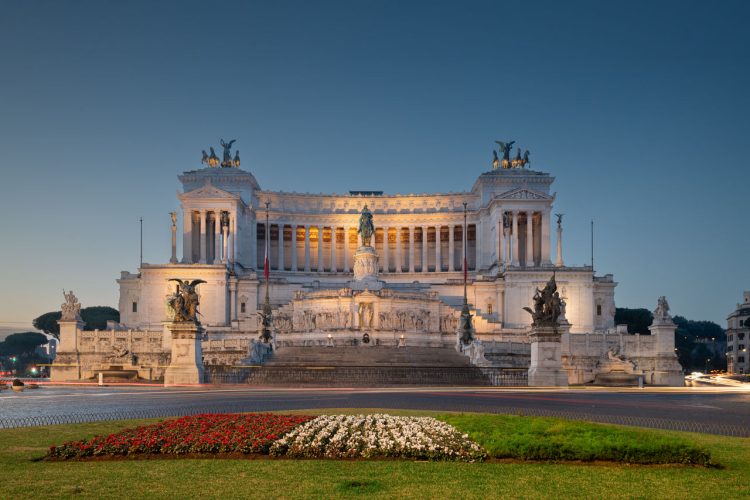 Piazza Venezia in Rome: what to visit - Italia.it