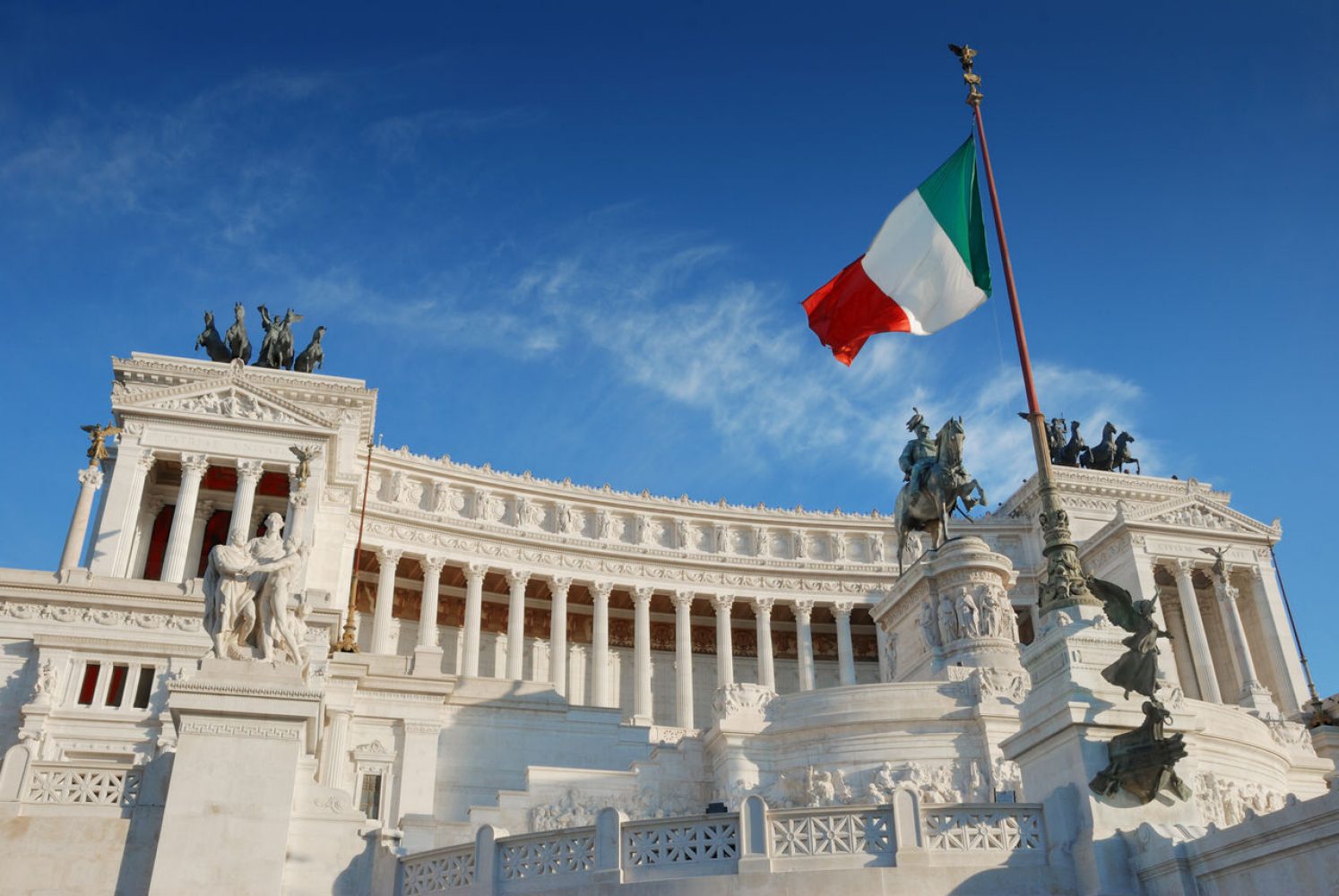 Piazza Venezia in Rome: what to visit - Italia.it