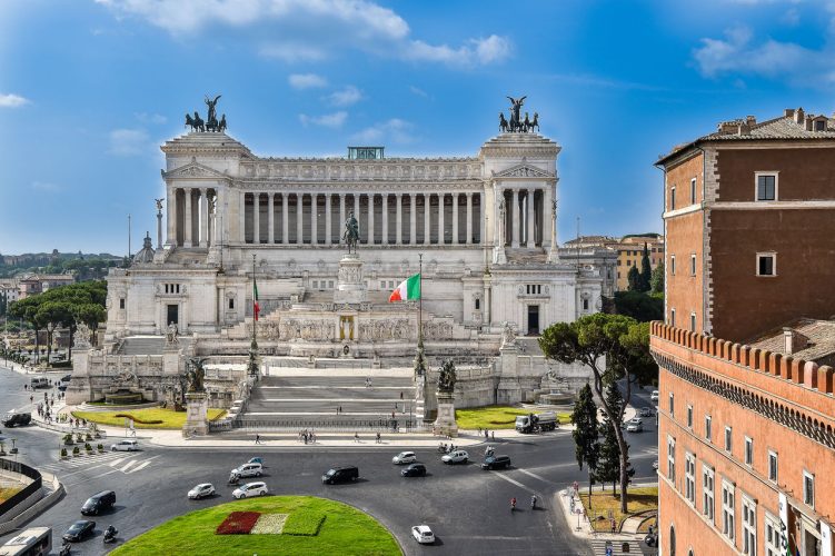 Piazza Venezia in Rome: what to visit - Italia.it