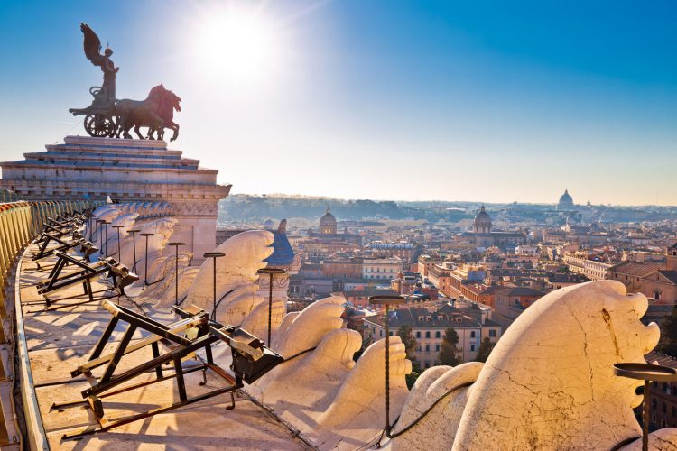 Piazza Venezia in Rome: what to visit - Italia.it