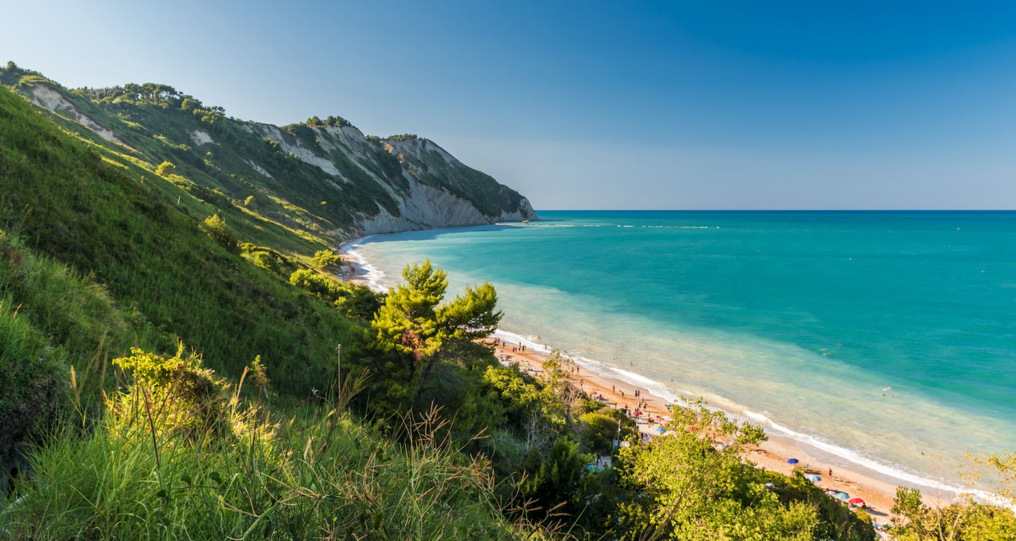 Mezzavalle beach in the Riviera del Conero, Italy - Italia.it