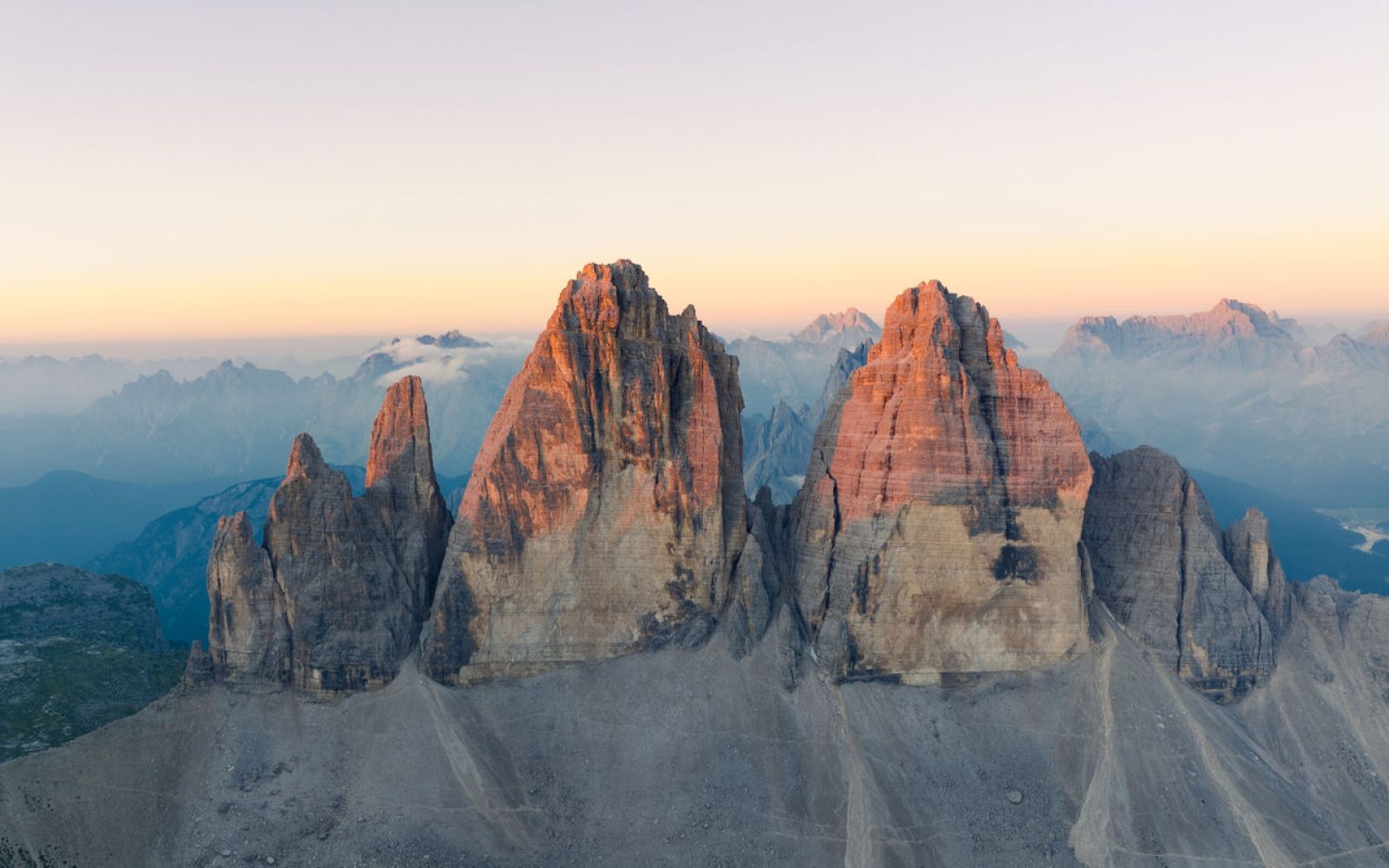 Hiking Dolomites to watch the sunrise - Italia.it