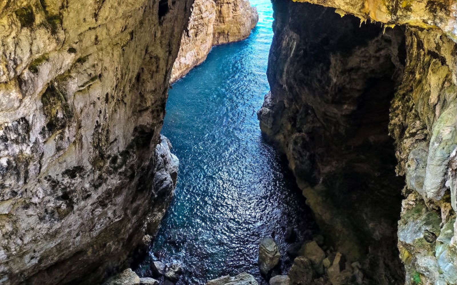 5 of the most beautiful sea caves in Italy - Italia.it