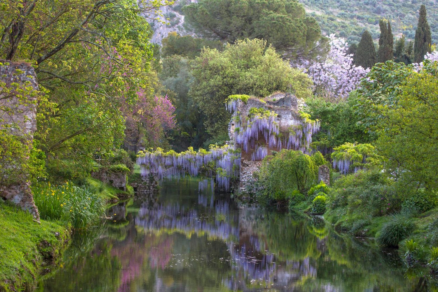 The Garden of Ninfa to visit in Italy - Italia.it