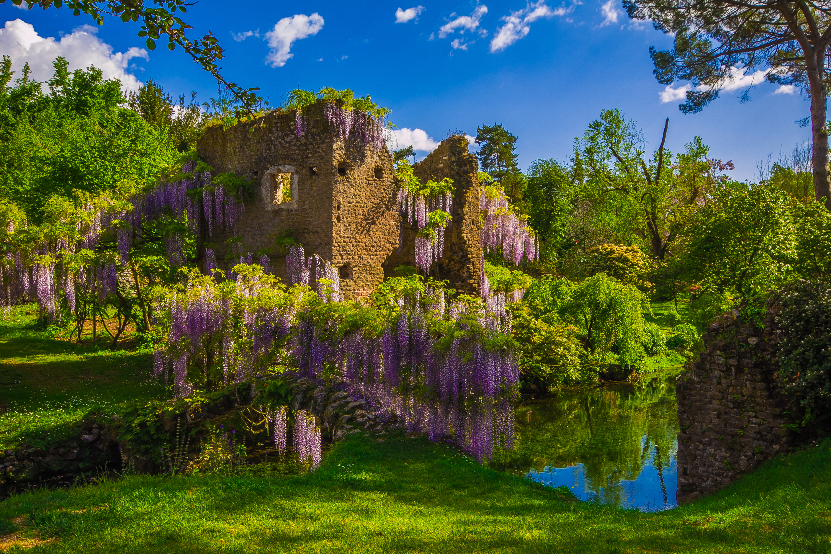The Garden of Ninfa to visit in Italy - Italia.it
