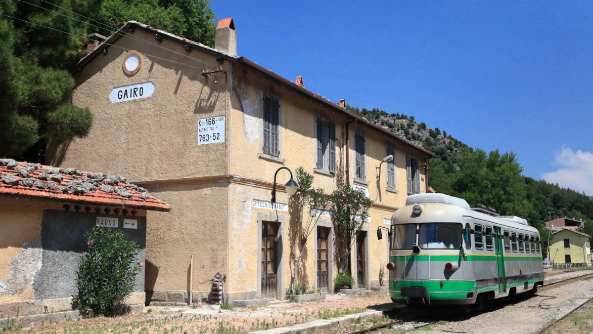 Discovering Sardinia on the vintage green train - Italia.it