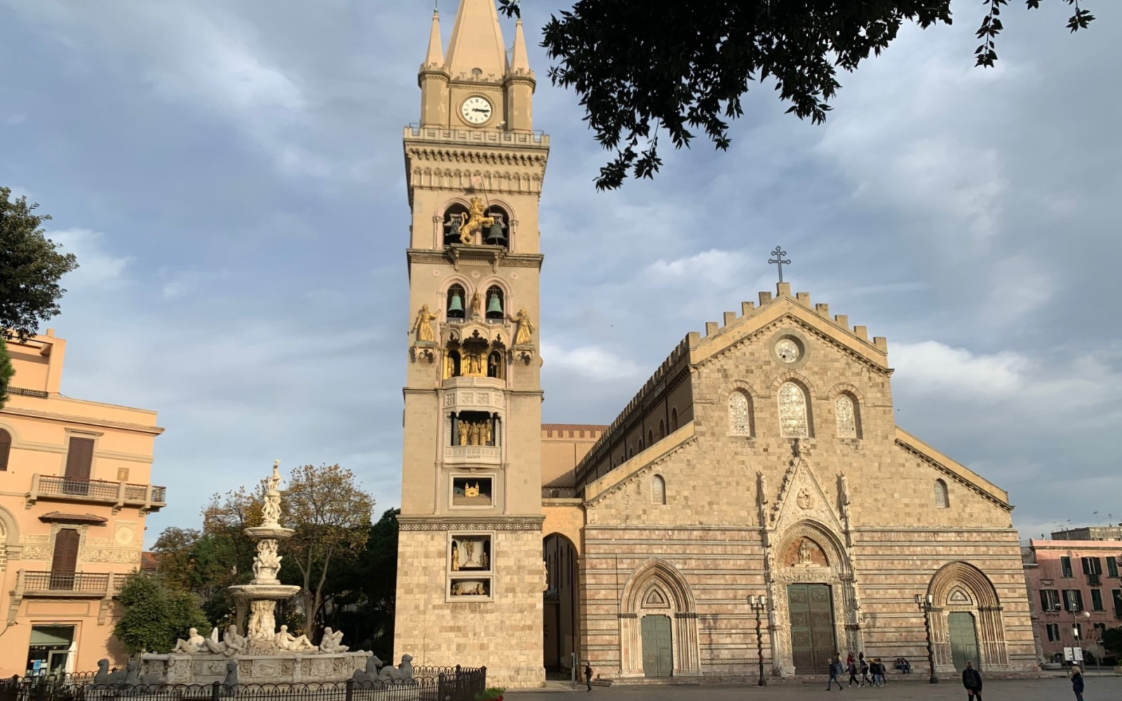 Astronomical clock in Piazza Duomo in Messina – Italia.it