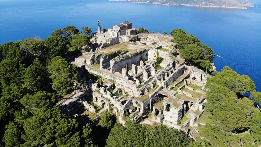 Villa Jovis a Capri: visita la residenza di Tiberio - Italia.it