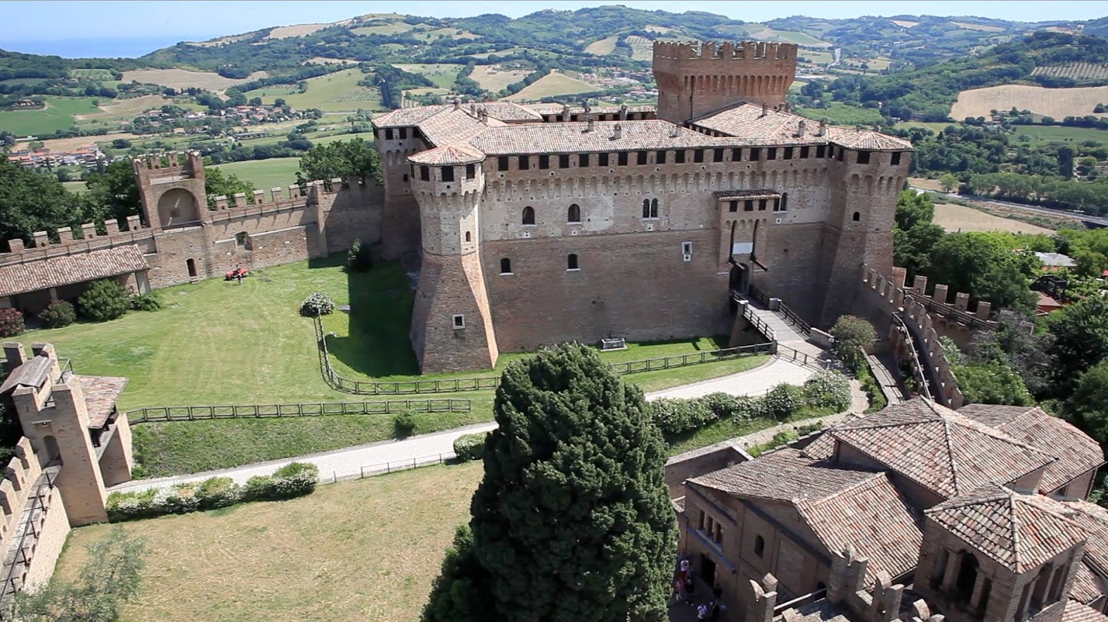 Rocca di Gradara: tra storia e leggende dei Malatesta - Italia.it