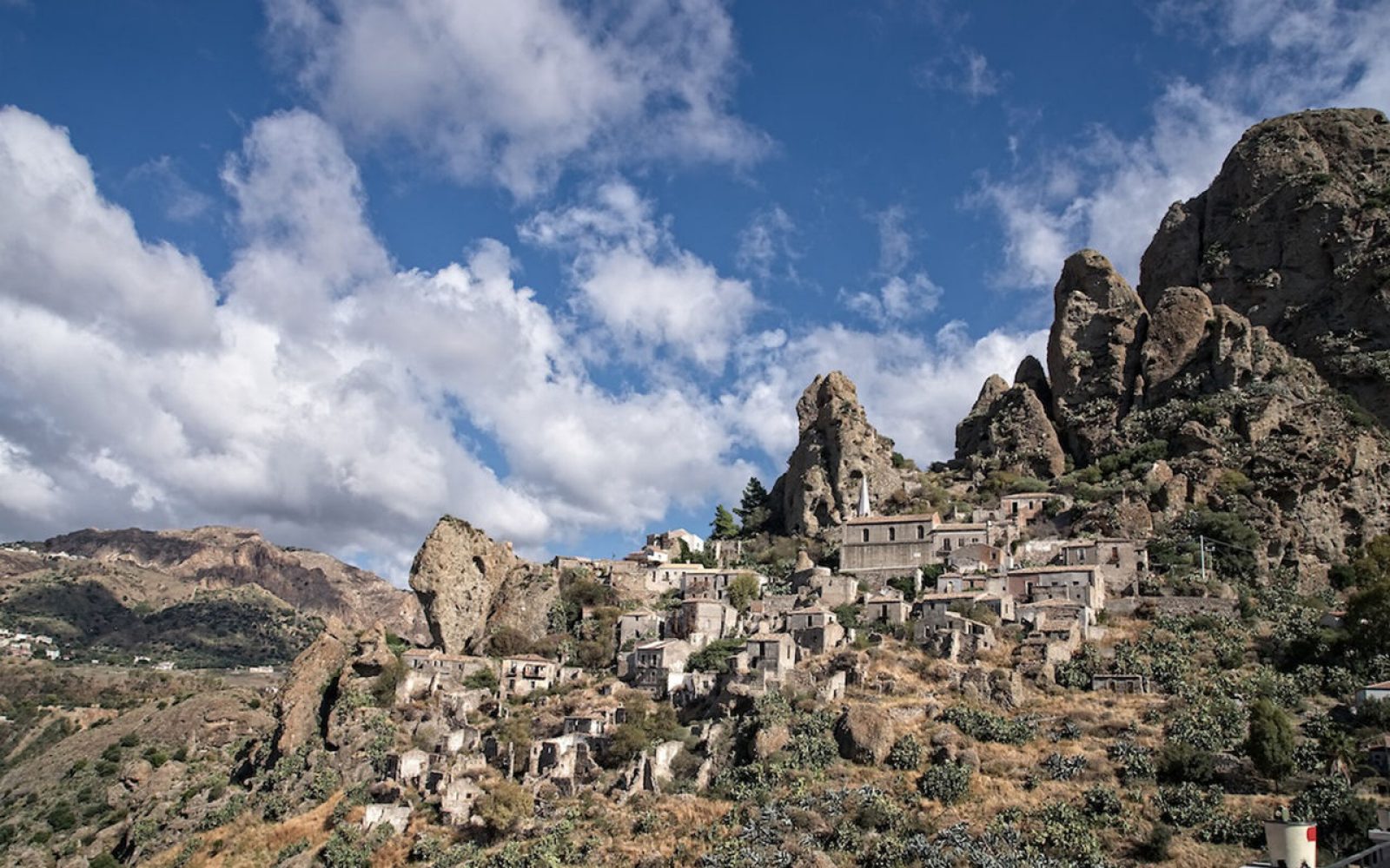 Visitare Bova, Pentedattilo e Roghudi Vecchio in Calabria - Italia.it