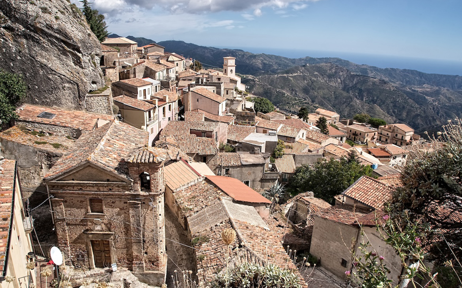 Visitare Bova, Pentedattilo e Roghudi Vecchio in Calabria - Italia.it