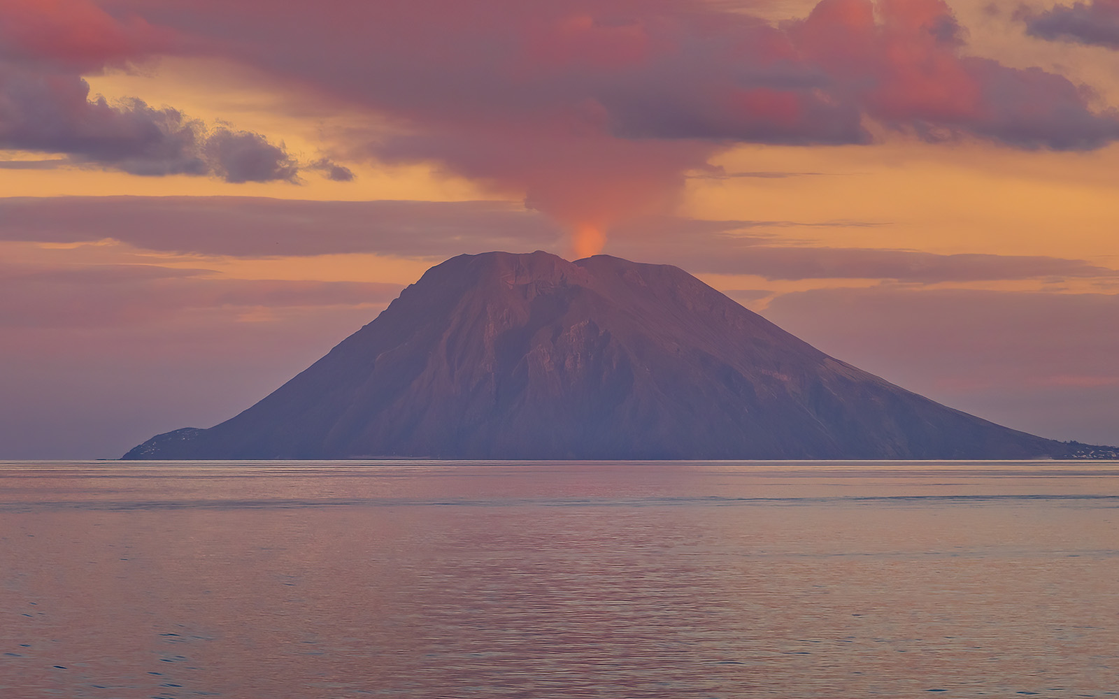 Dove vedere lo Stromboli in Calabria: itinerari e luoghi - Italia.it