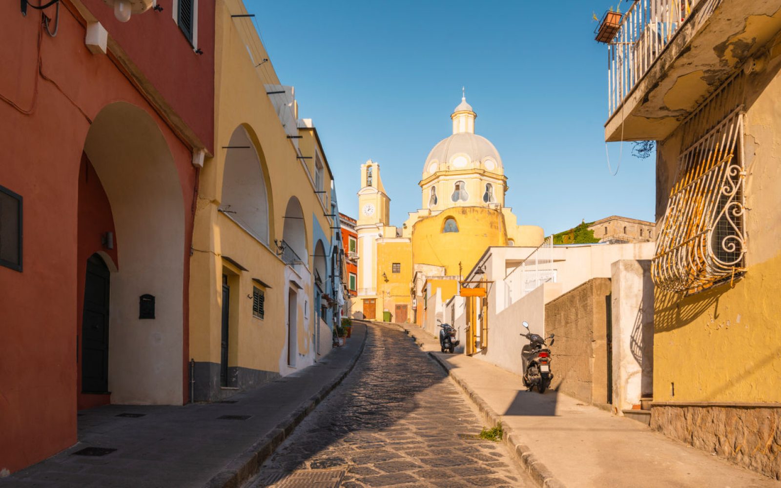 Tra Procida e Salina con Troisi: Il Postino Tour - Italia.it