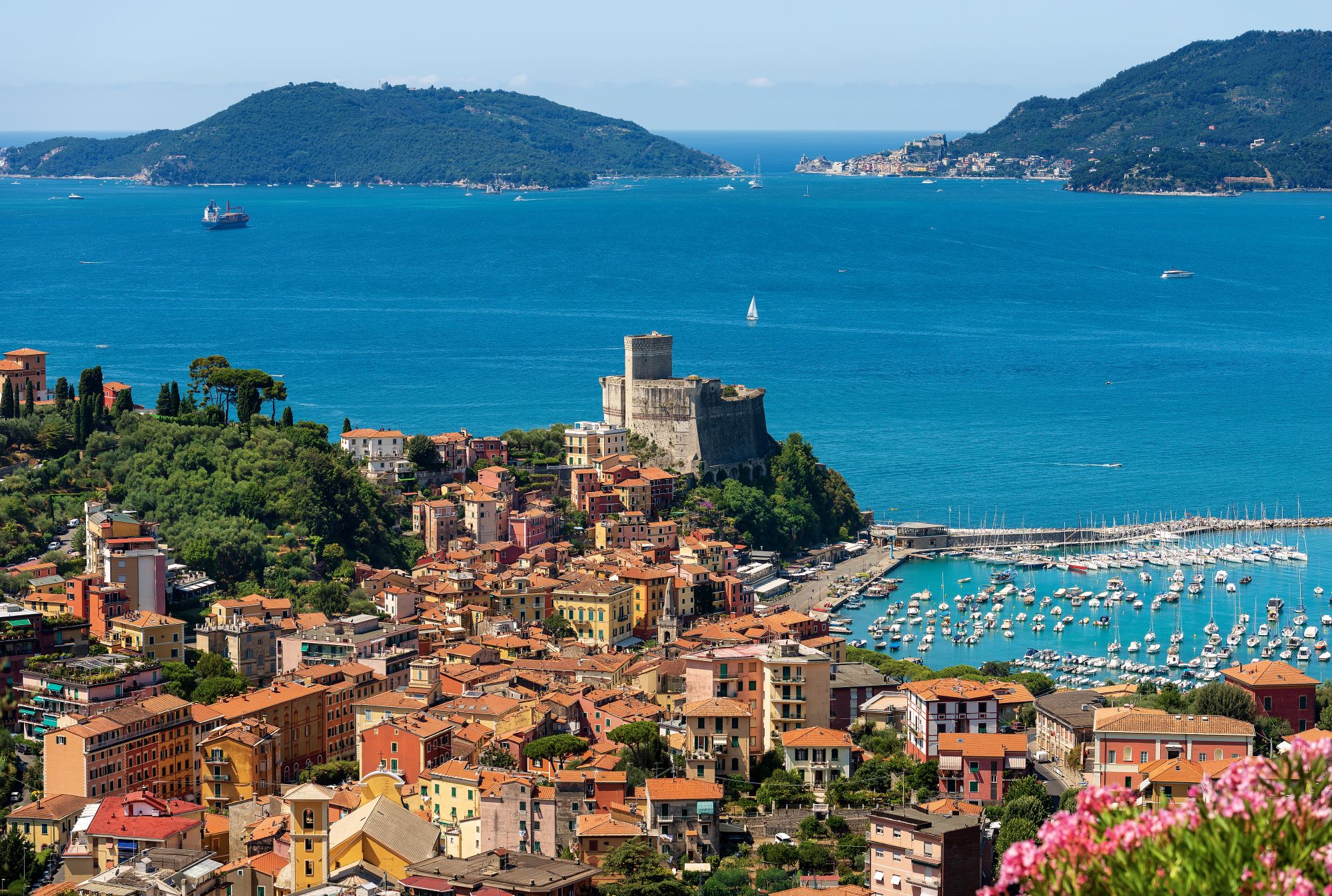 Lerici, mare e spiagge del borgo della Liguria - Italia.it