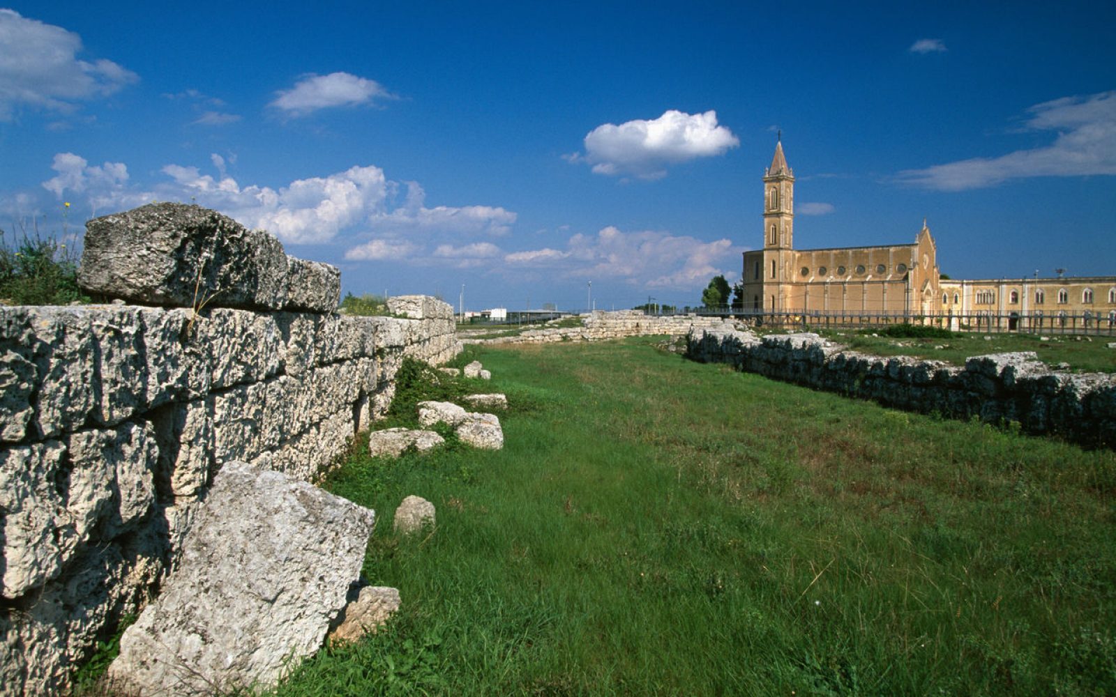 Da Taranto a Manduria: costa ionica e Primitivo - Italia.it