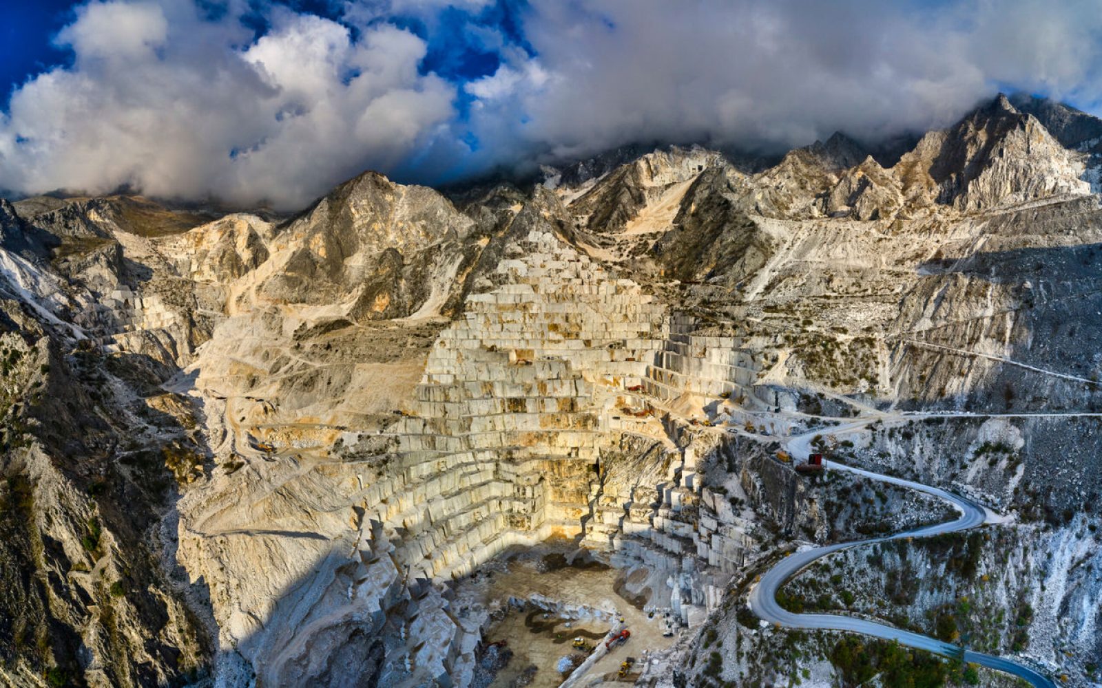 Itinerary for the Apuan Alps: art and gastronomy - Italia.it