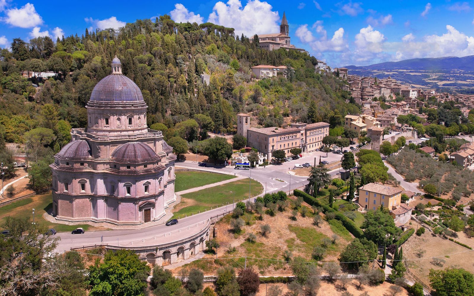 Visitare Todi in Umbria: cosa vedere e fare - Italia.it