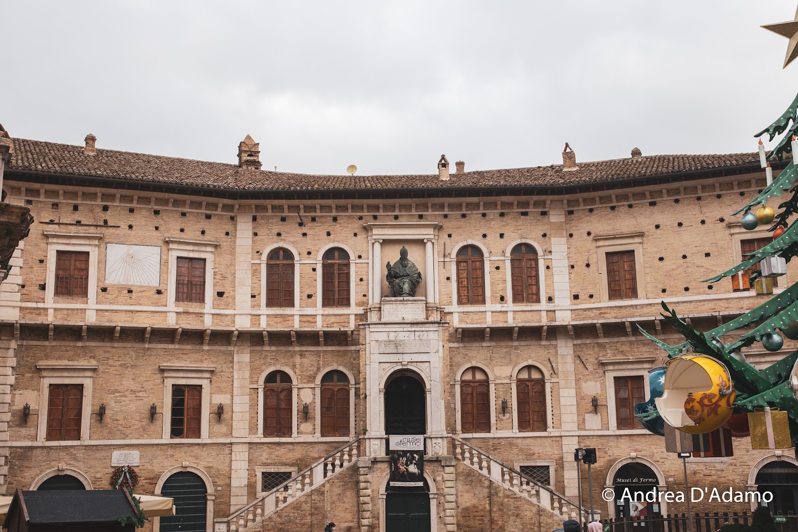 Palazzo dei Priori nel cuore di Fermo: info opere e collezioni - Italia.it